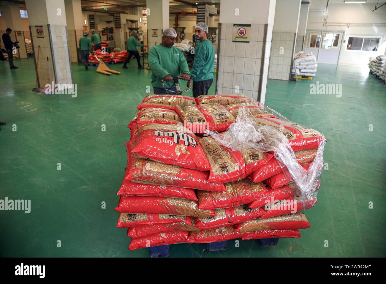 Food bank egypt volunteers hi-res stock photography and images - Alamy