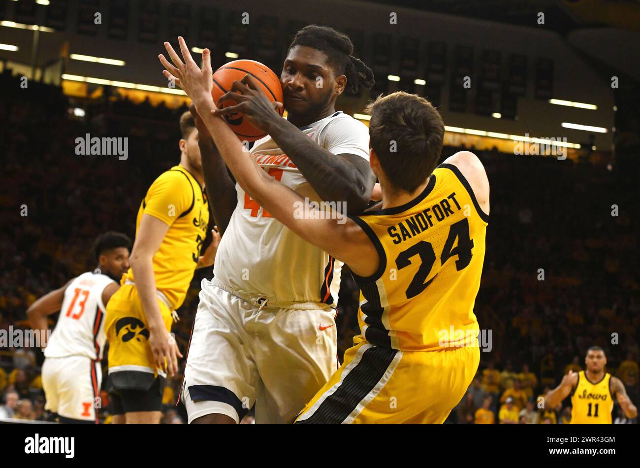 Illinois forward Dain Dainja , center left, secures a rebound under ...