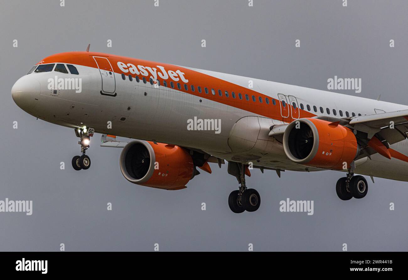 Ein Airbus A321-251NX von EasyJet befindet sich im Landeanflug auf den ...