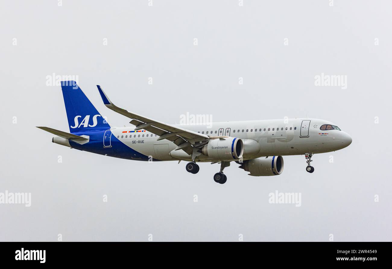 Ein Airbus A320-251N von SAS Scandinavian Airlines befindet sich im Landeanflug auf den ...