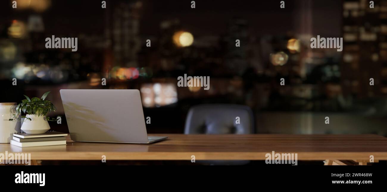 Office skyscraper view desk hi-res stock photography and images - Alamy