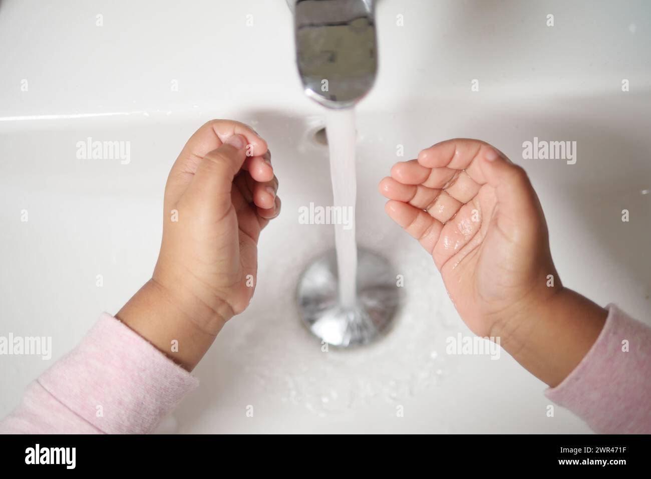 child washing hands with soap Stock Photo - Alamy