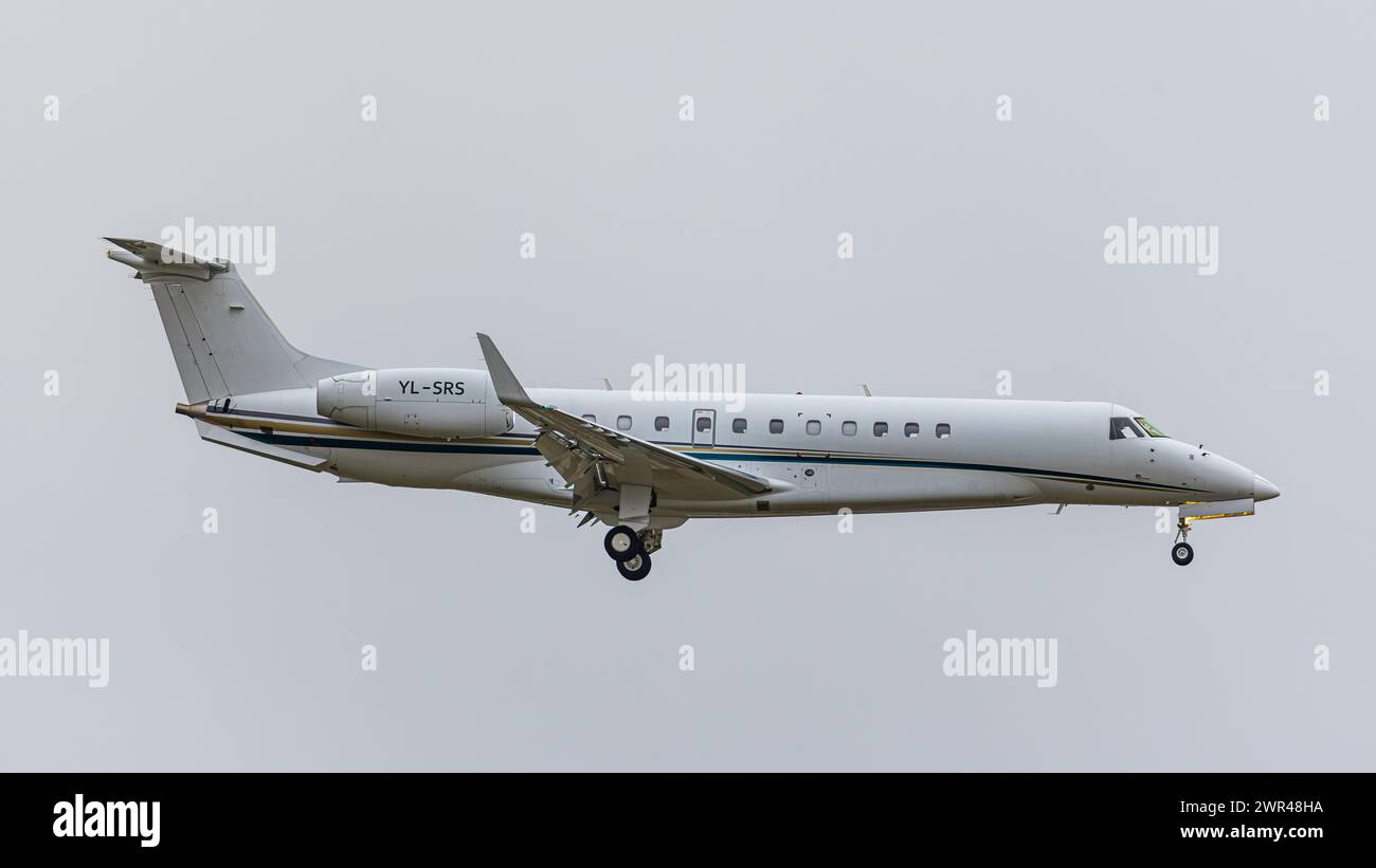 Ein Embraer Legacy 600 von Union Aviation ist im Landeanflug auf den ...