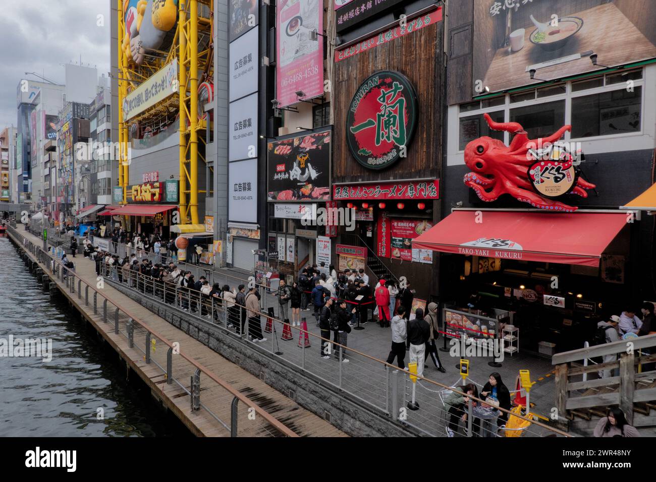 Customers lined up for famous Ichiran Ramen, Dotombori (Dotonbori ...
