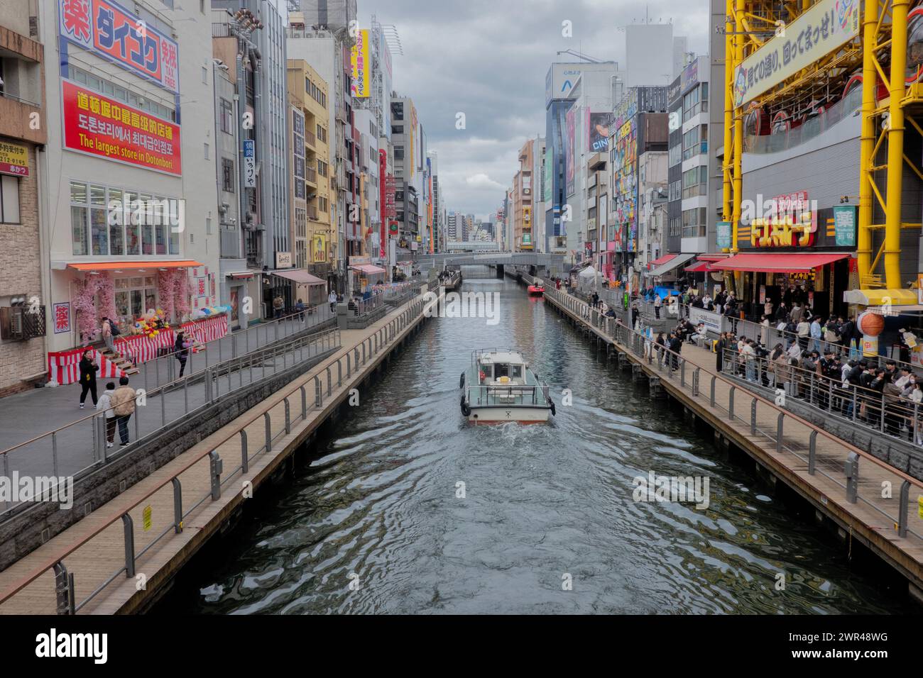 Tonbori River walk and canal, Dotombori (Dotonbori), Osaka, Japan Stock ...