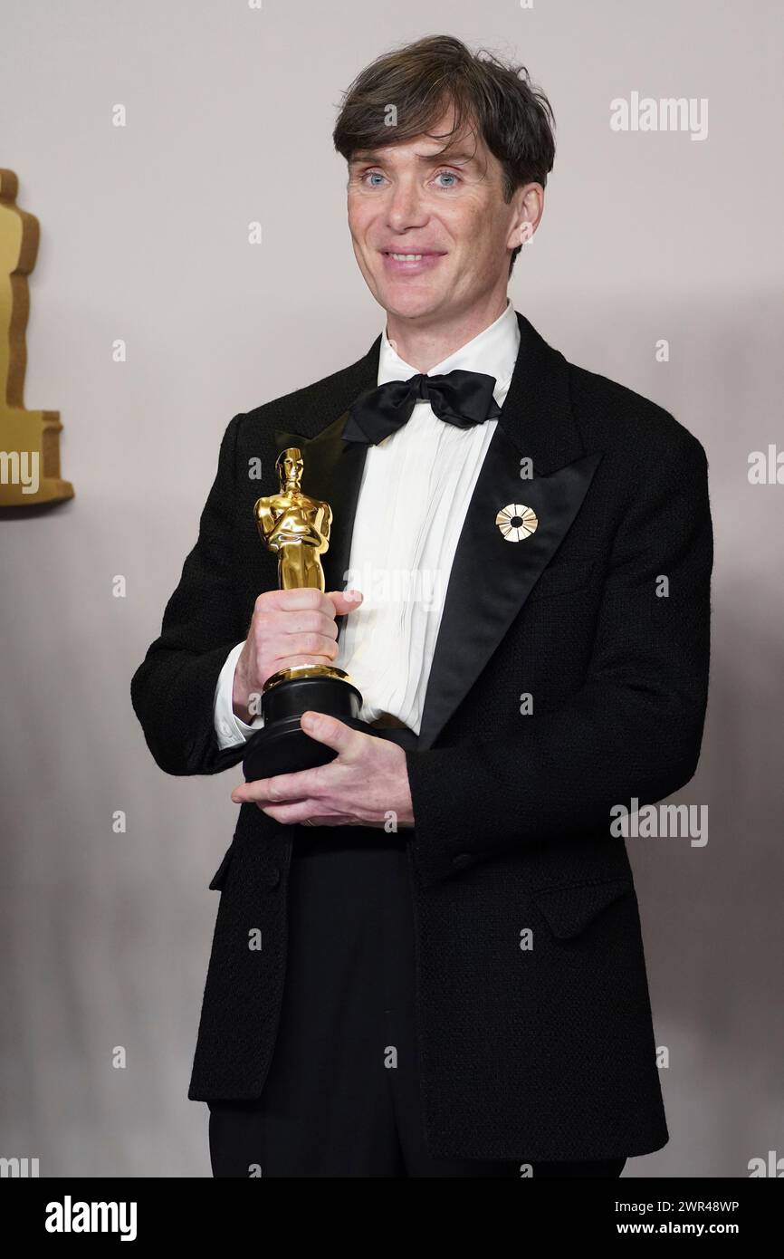 Cillian Murphy poses in the press room with the award for best ...