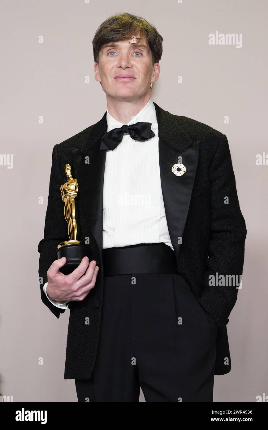 Cillian Murphy poses in the press room with the award for best ...