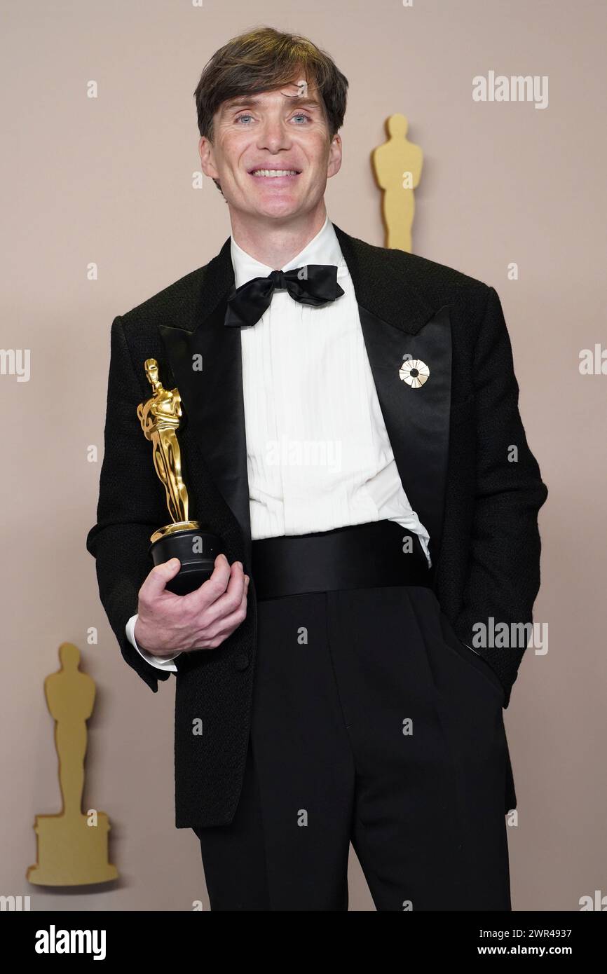Cillian Murphy poses in the press room with the award for best ...