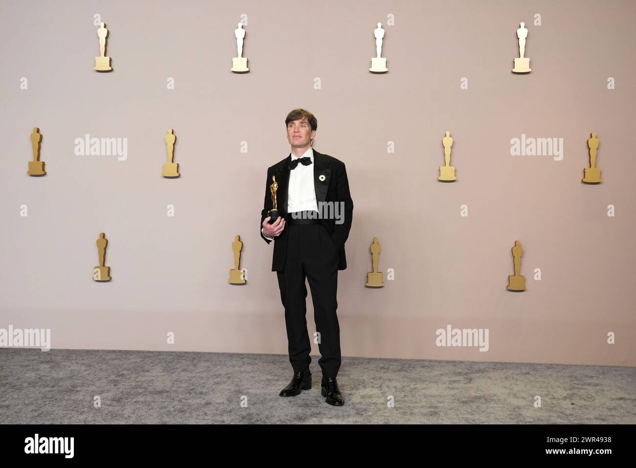 Cillian Murphy poses in the press room with the award for best ...