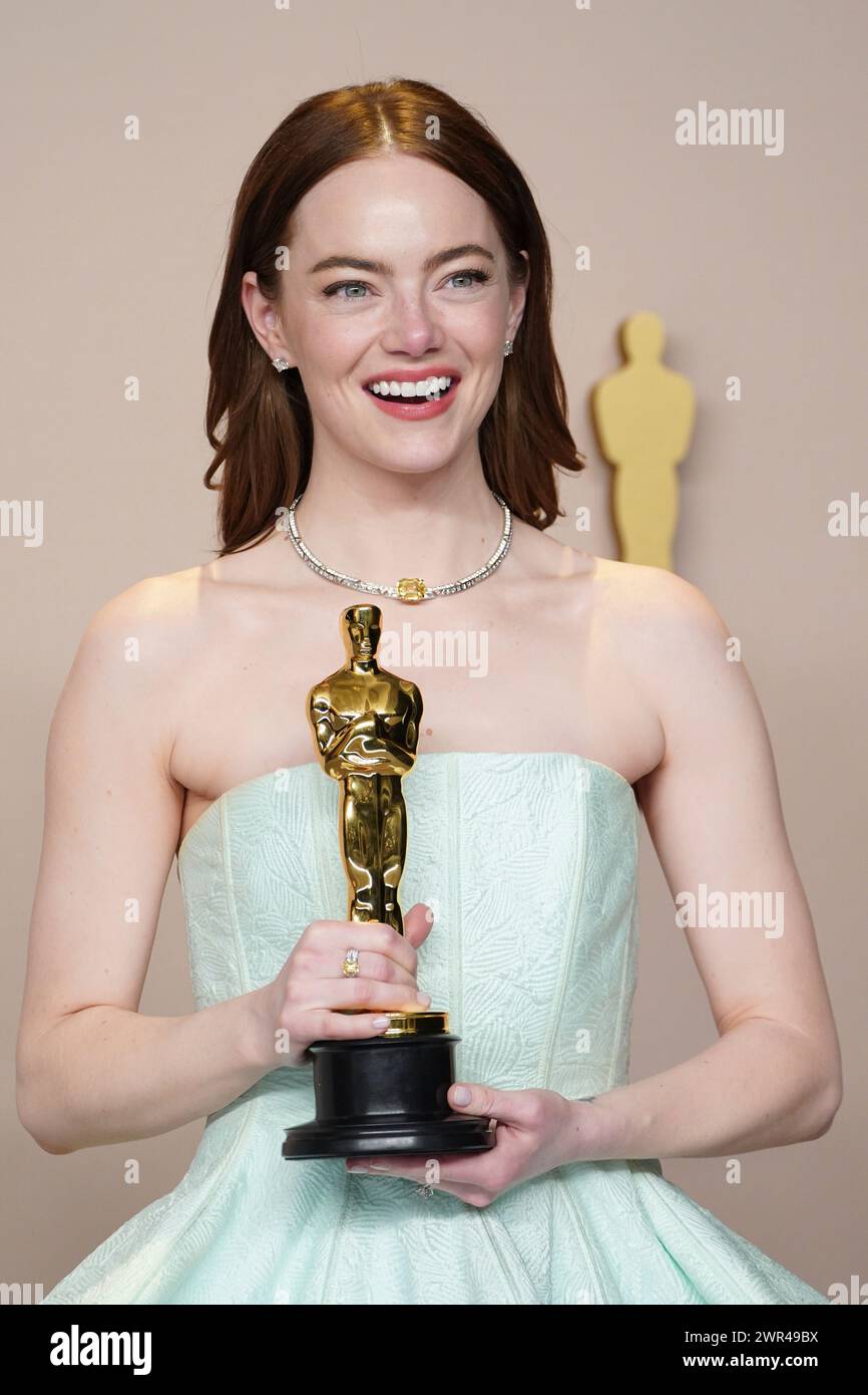 Emma Stone poses in the press room with the award for best performance ...