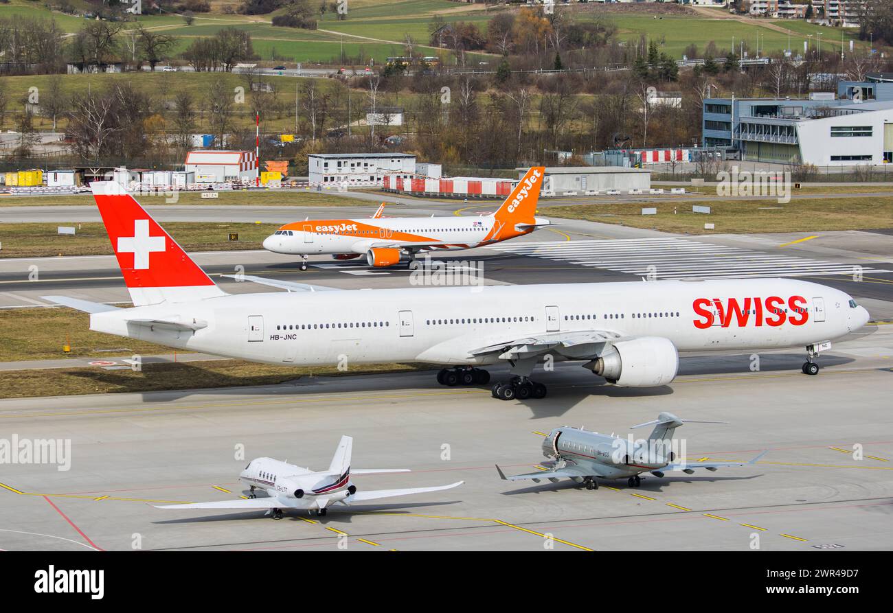 Auf der Startbahn 28 des Flughafen Zürich startet ein Airbus A320-214 ...