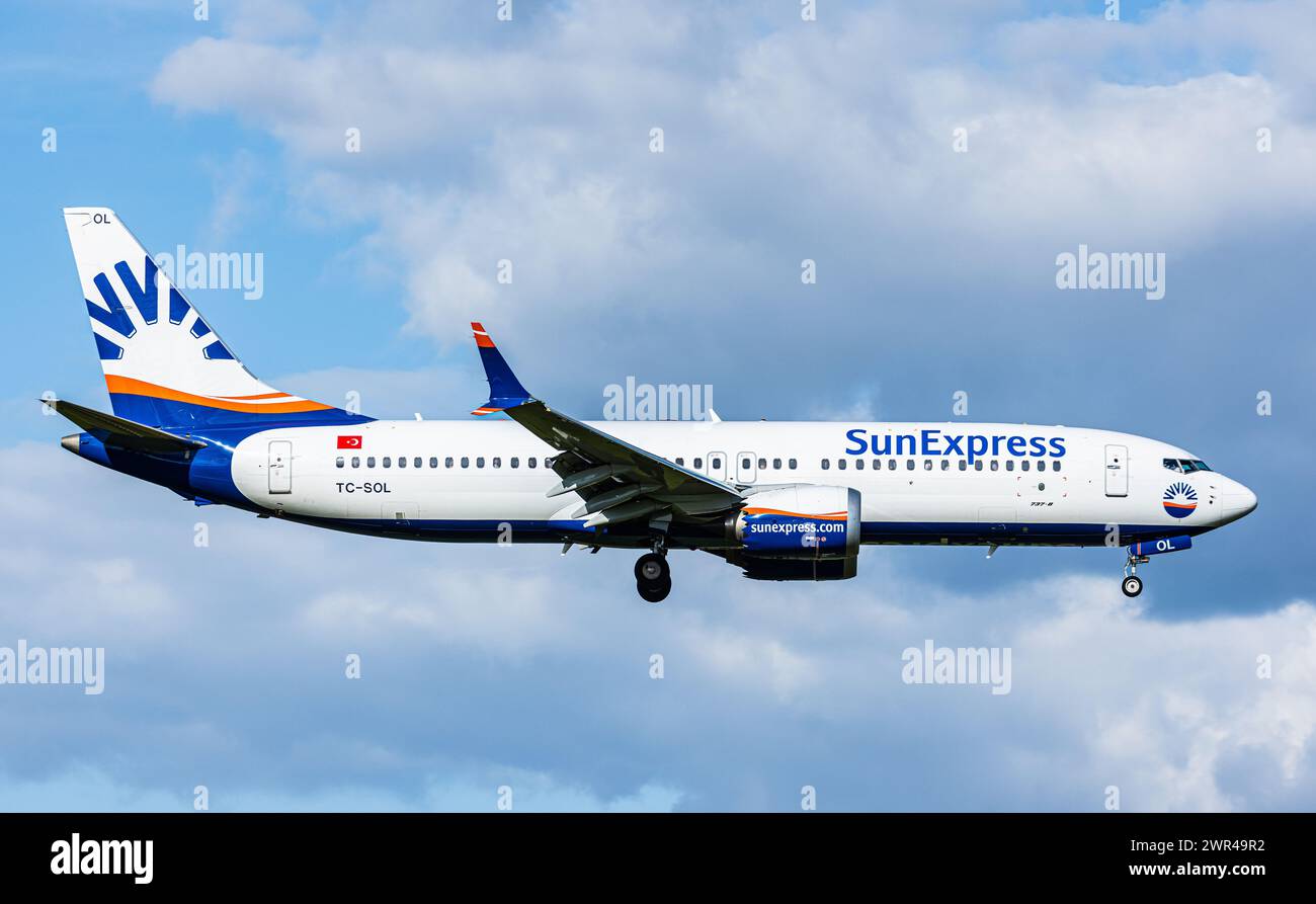 Eine Boeing 737 MAX 8 von Sun Express befindet sich im Landeanflug auf ...