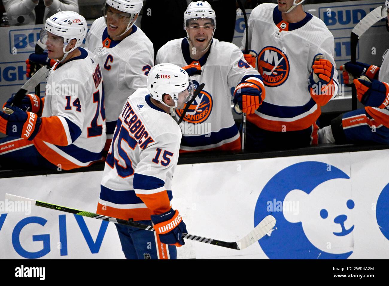 New York Islanders right wing Cal Clutterbuck (15) celebrates with ...