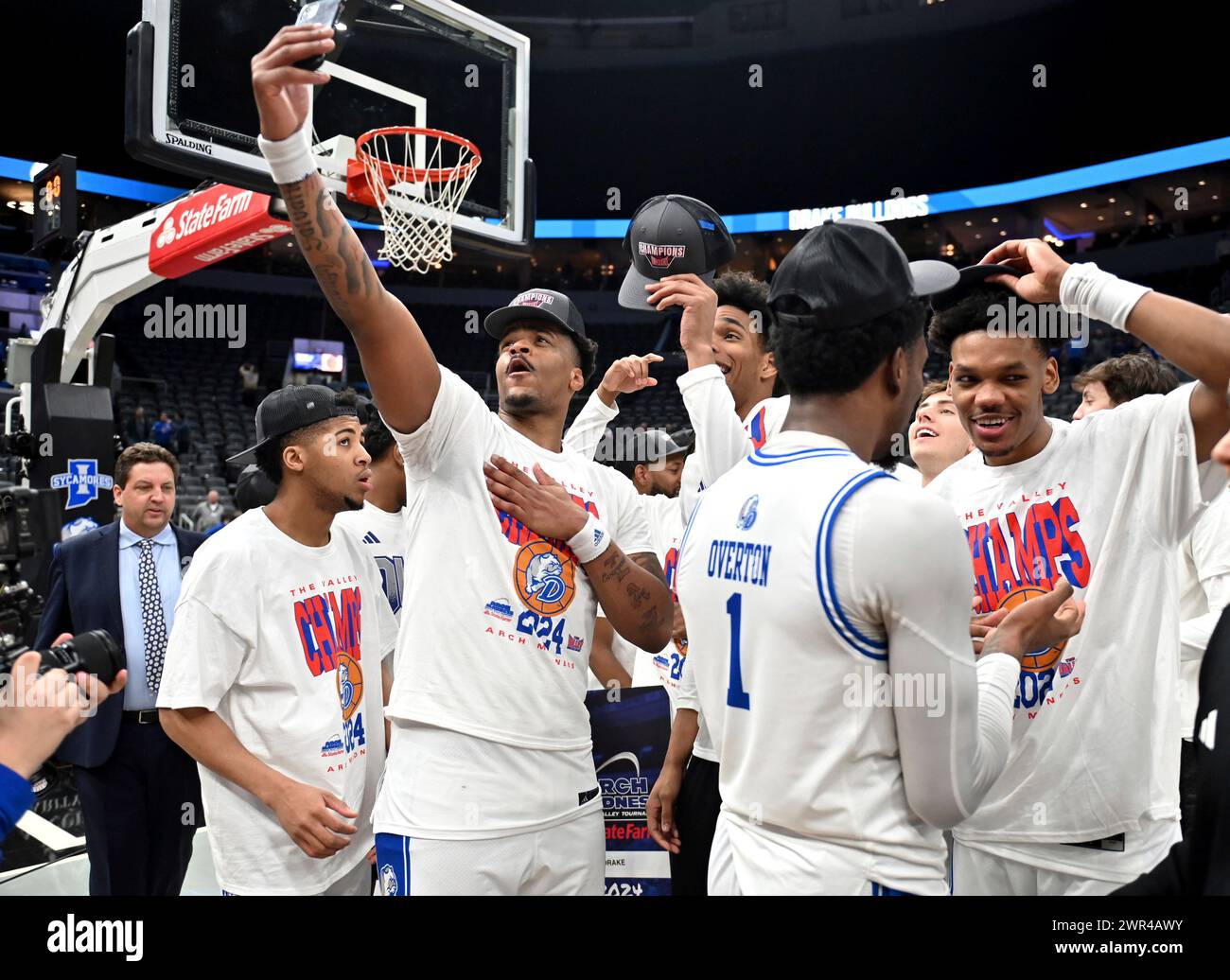 ST. LOUIS, MO - MARCH 10: Drake players celebrate and take selfies ...