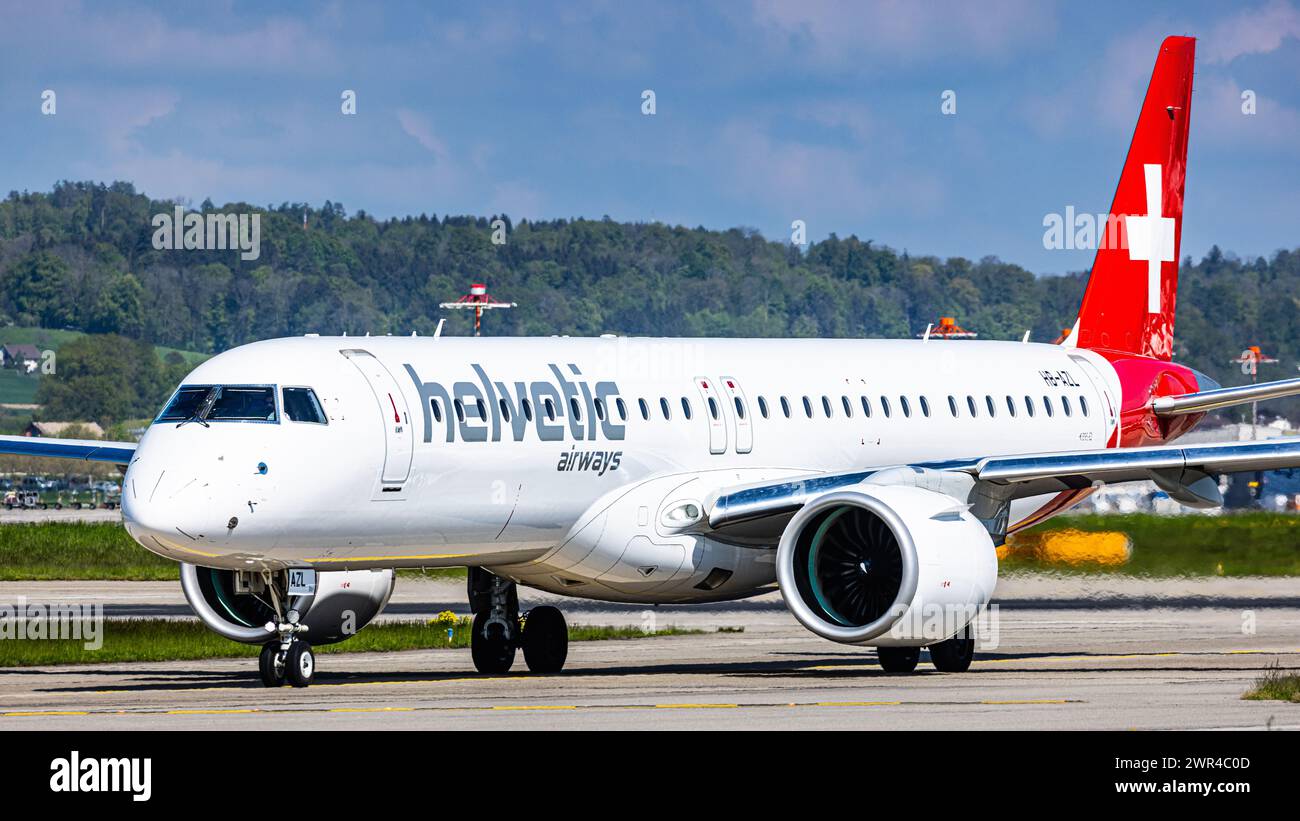 Ein Embraer 195-E2 von Helvetic Airways rollt auf dem Flughafen Zürich ...