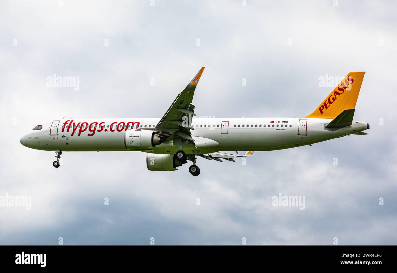 Ein Airbus A321-251NX von Pegasus Airlines ist im Landeanflug auf den Flughafen Zürich ...