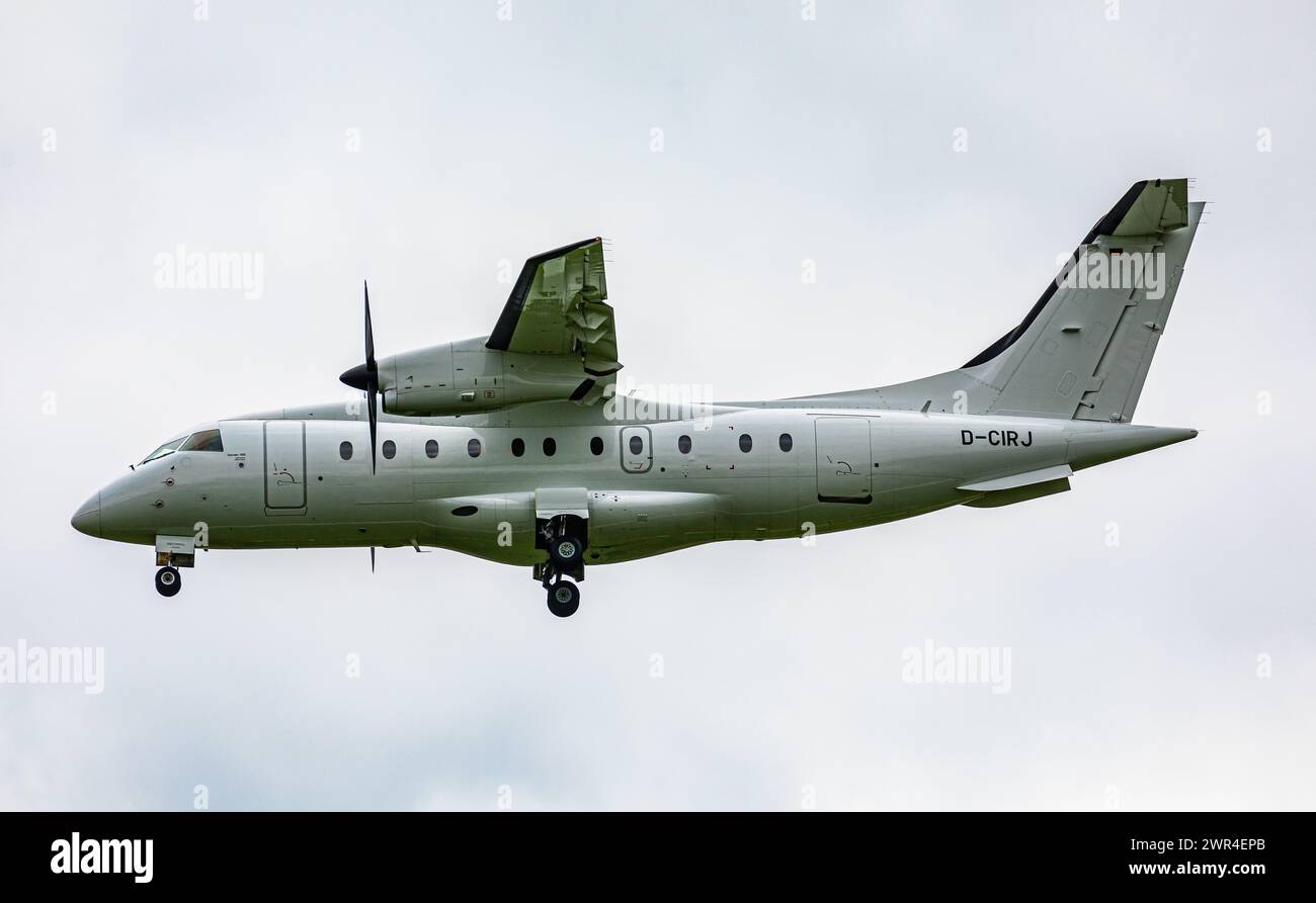 Ein Dornier 328-110 von MHS Aviation befindet sich im Landeanflug auf ...
