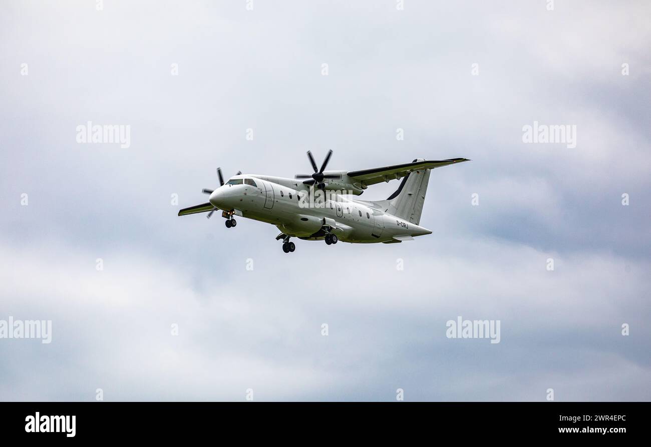 Ein Dornier 328-110 von MHS Aviation befindet sich im Landeanflug auf ...