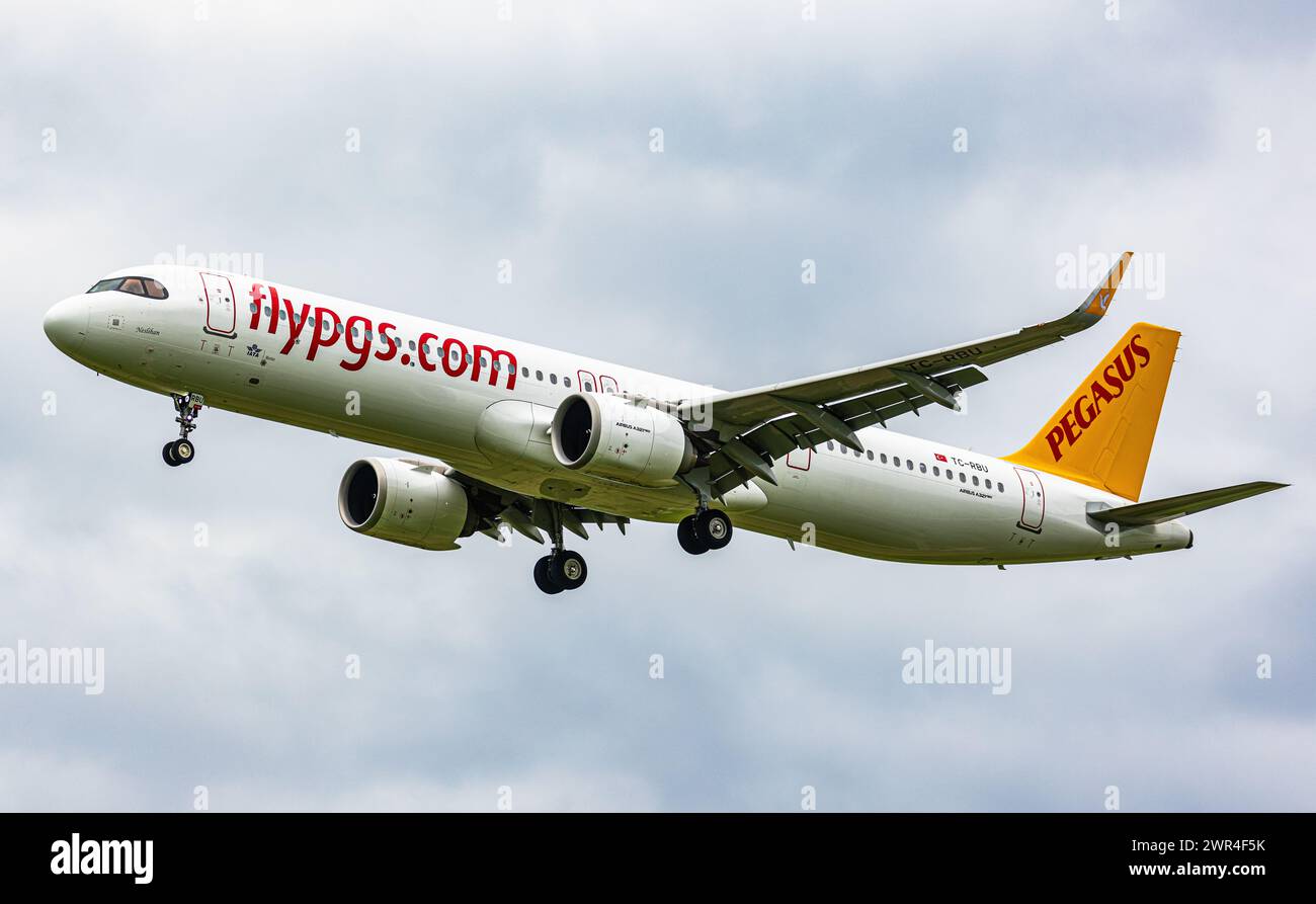Ein Airbus A321-251NX von Pegasus Airlines ist im Landeanflug auf den Flughafen Zürich ...