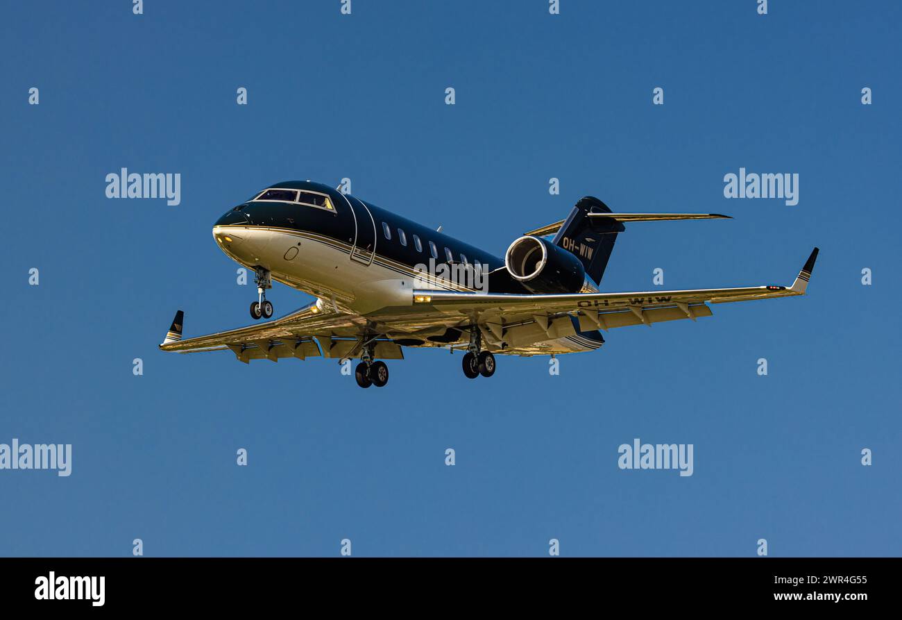 Ein Bombardier Challenger 650 von JetFlite ist im Anflug auf die ...
