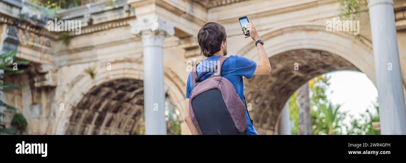 BANNER, LONG FORMAT Happy male tourist traveler discover interesting ...