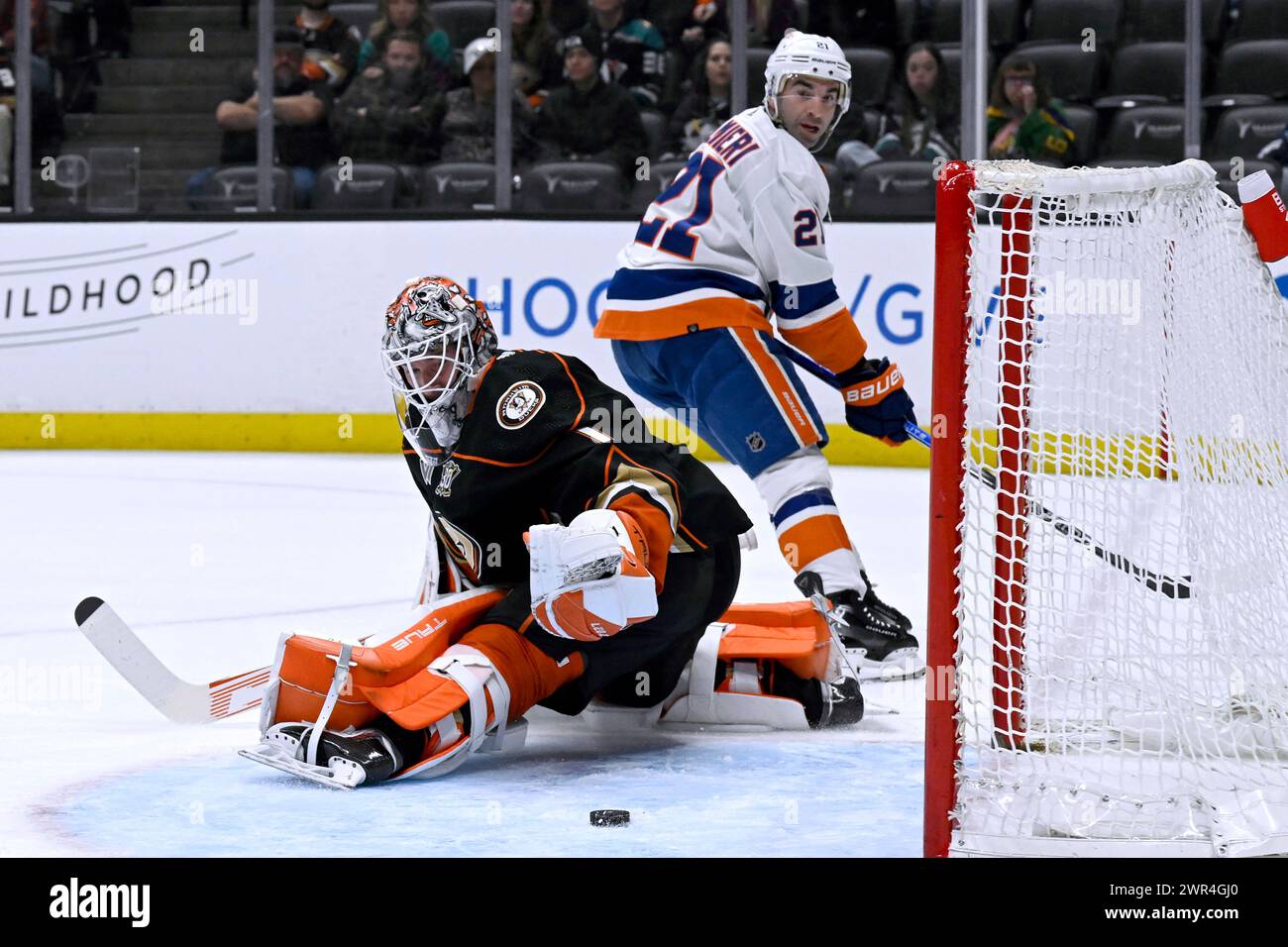 New York Islanders center Kyle Palmieri (21) shot passes by Anaheim ...