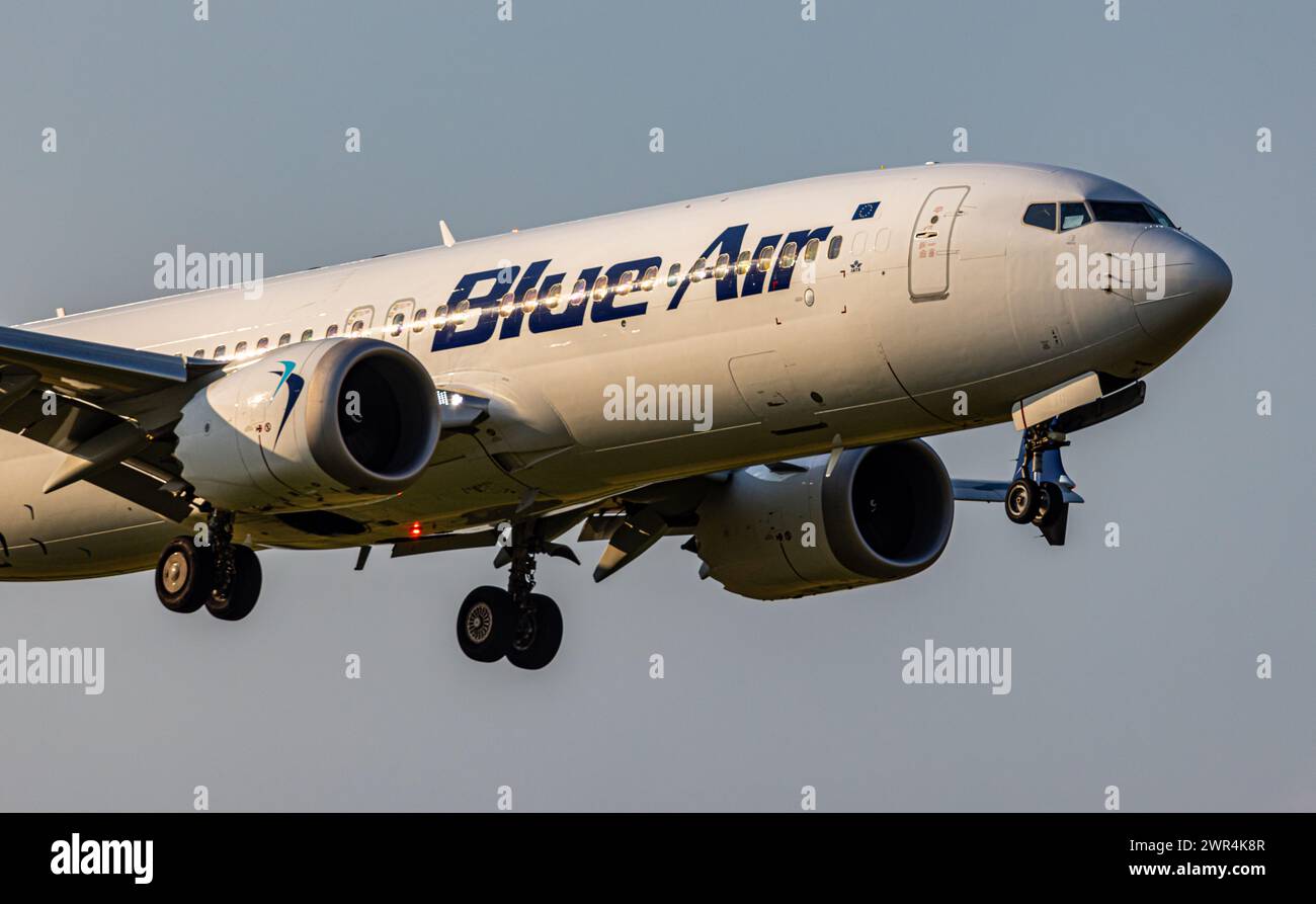 Eine Boeing 737-8MAX von LOT Polish Airlines ist im Anflug auf die ...