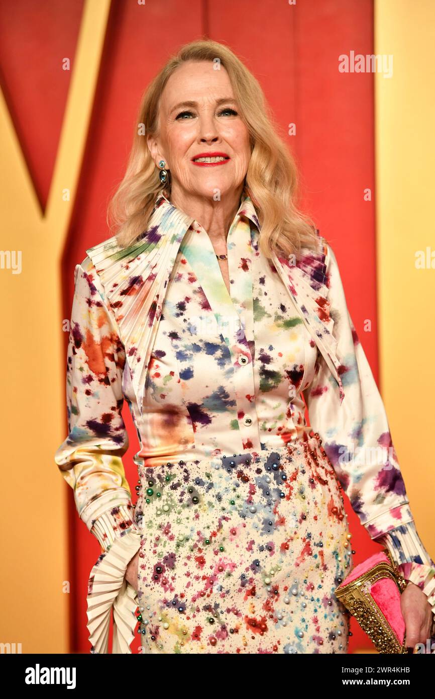 Catherine O'Hara arrives at the Vanity Fair Oscar Party on Sunday ...