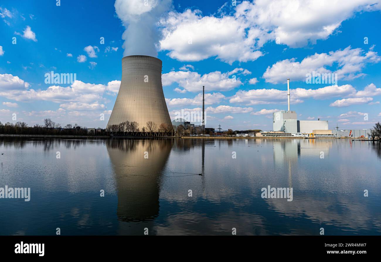 Links das AKW Isar 2 mit Druckwasser Reaktor, welches mitte April 2023 ...