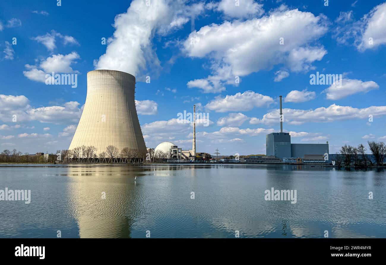 Links das AKW Isar 2 mit Druckwasser Reaktor, welches mitte April 2023 ...
