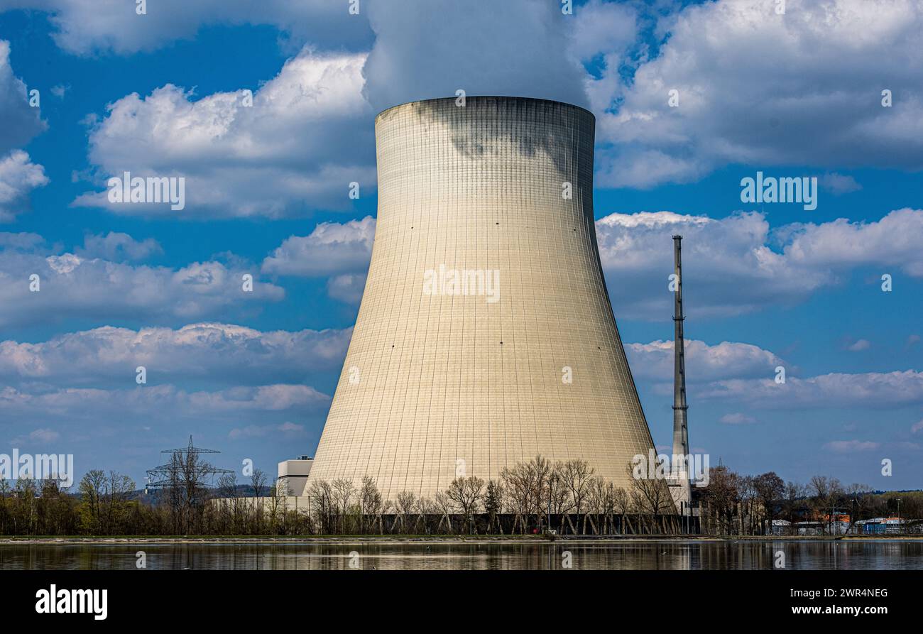 Der Kühlturm des AKW Isar 2, welches mit einem Druckwassereaktor seit ...