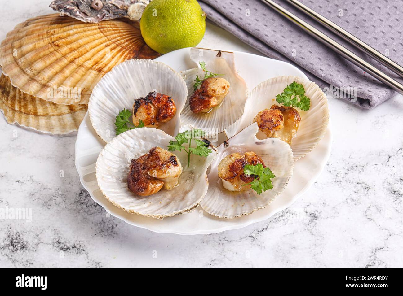 Grilled scallops shell with butter and parsley Stock Photo - Alamy