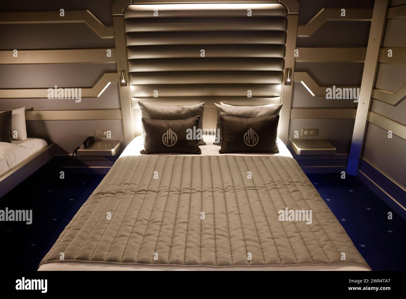 Hotel “Station Cosmos” at Futuroscope. Sleeping in a space exploration ...