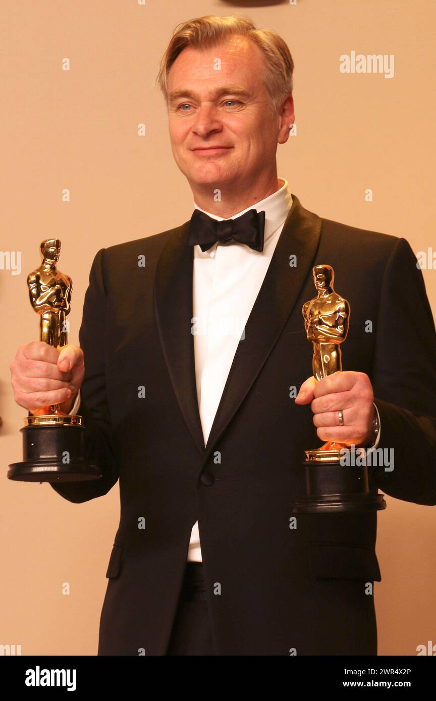 Christopher Nolan mit den Oscars für die beste Regie und den besten ...