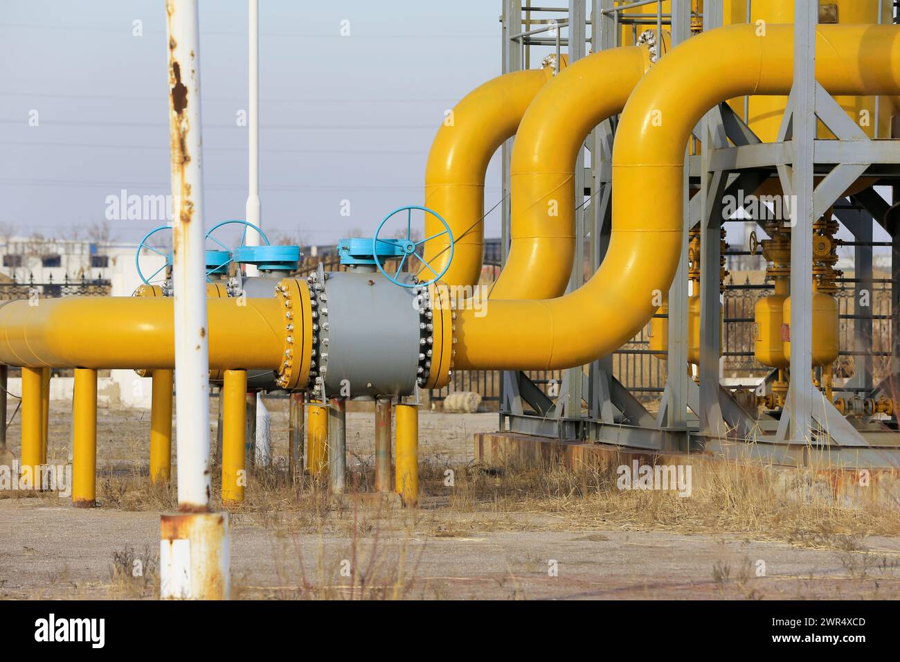 Oilfield equipment and pipeline Stock Photo - Alamy