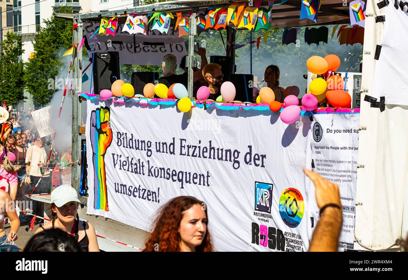 Viele Forderungen am CSD Freiburg griffen die Themen Bildung und ...