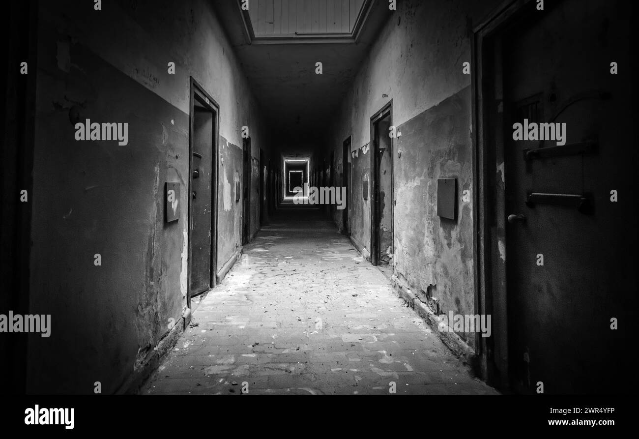 Der lange Gang des Lagergefängnis des ehemaligen Konzentrationslager ...