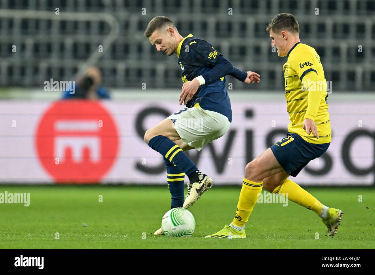 Sebastian Szymanski (53) of Fenerbahce and Alessio Castro-Montes (21 ...