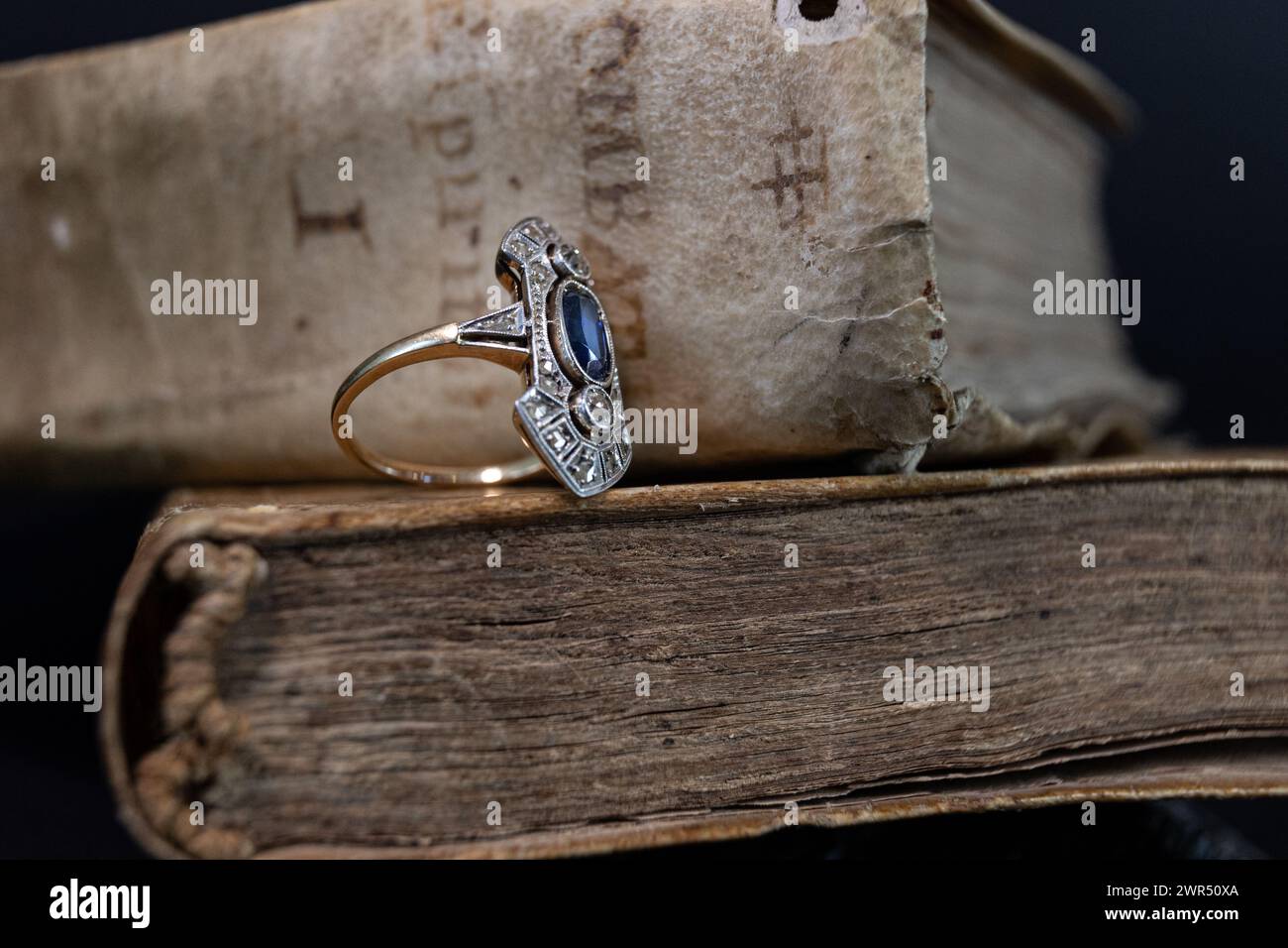 Antique setting hi-res stock photography and images - Alamy