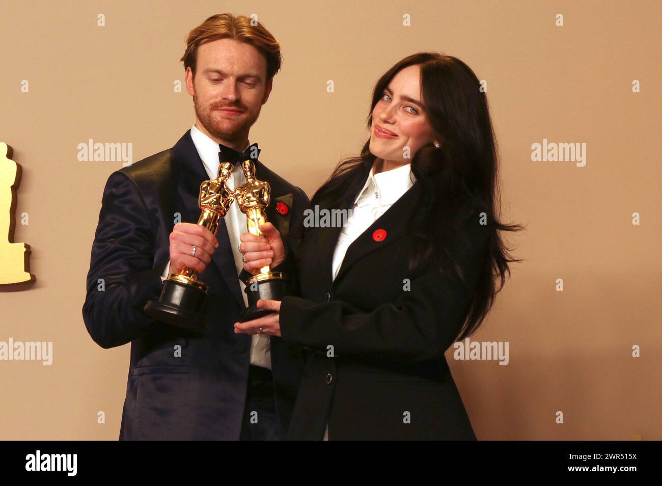 Finneas O’Connell und Billie Eilish mit dem Oscar für den besten ...