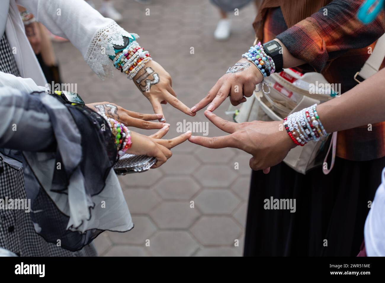 Taylor swift 13 hand hi-res stock photography and images - Alamy