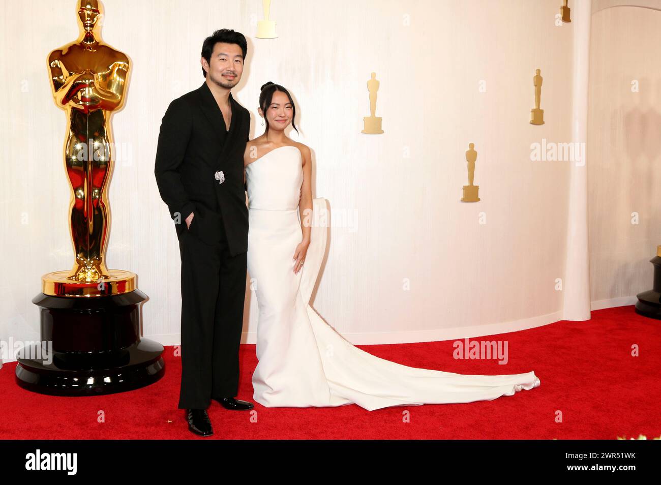 Simu Liu mit Freundin Allison Hsu bei der Oscar Verleihung 2024 / 96th ...