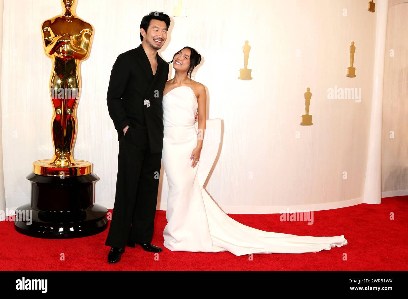 Simu Liu mit Freundin Allison Hsu bei der Oscar Verleihung 2024 / 96th ...
