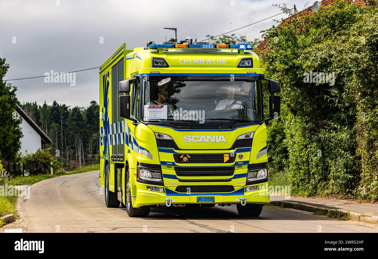 Auch die Betriebsfeuerwehr der DSM Sisseln war mit ihrem Chemiewehr ...