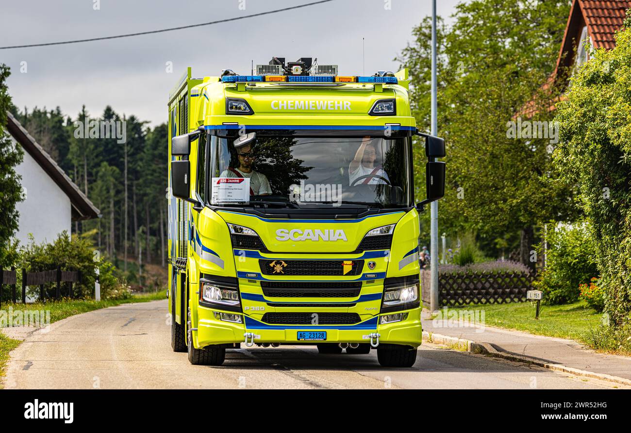 Auch die Betriebsfeuerwehr der DSM Sisseln war mit ihrem Chemiewehr ...