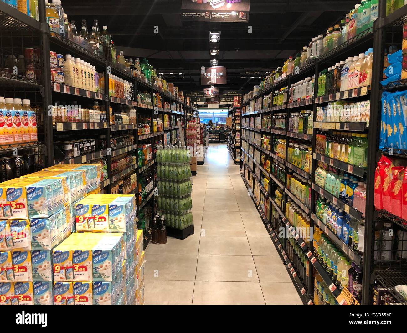 Crowded shelves hi-res stock photography and images - Alamy