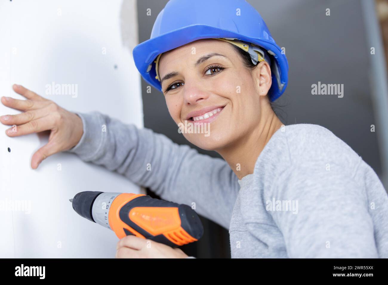 Using electric screwdriver hi-res stock photography and images - Alamy