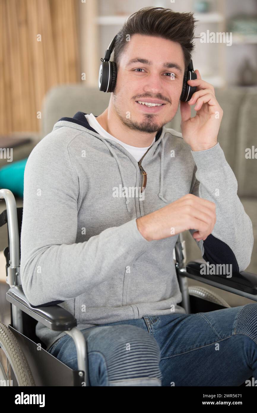 Man musical headphones medical hi-res stock photography and images - Alamy