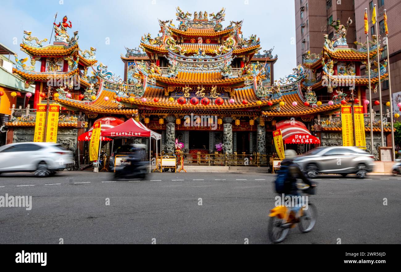 Exterior of the Chinese Songshan Ciyou Buddhist Temple in Taipei Stock ...