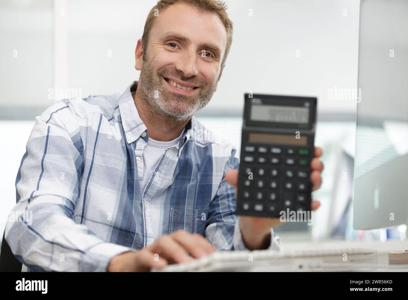 man showing numbers in the calculator Stock Photo - Alamy